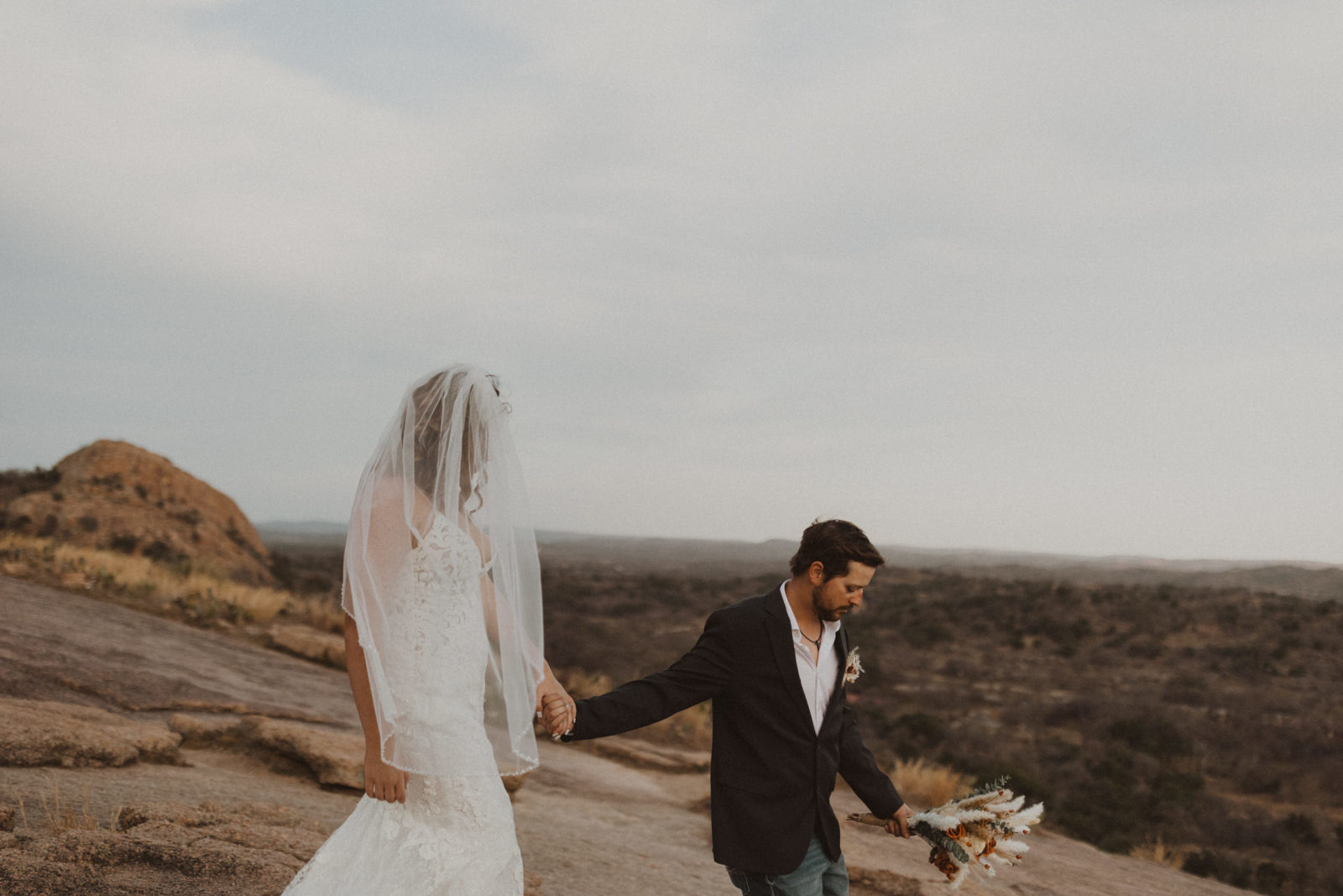 How To Get Married at Enchanted Rock | nikolevelascophoto.com