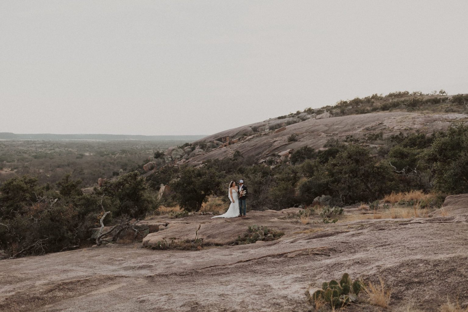 How To Get Married at Enchanted Rock | nikolevelascophoto.com