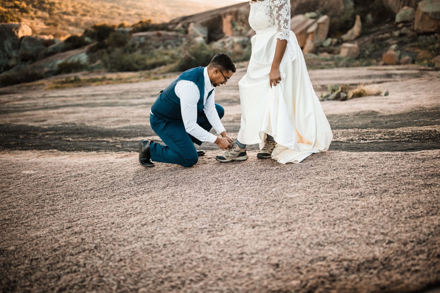 How To Get Married at Enchanted Rock | nikolevelascophoto.com