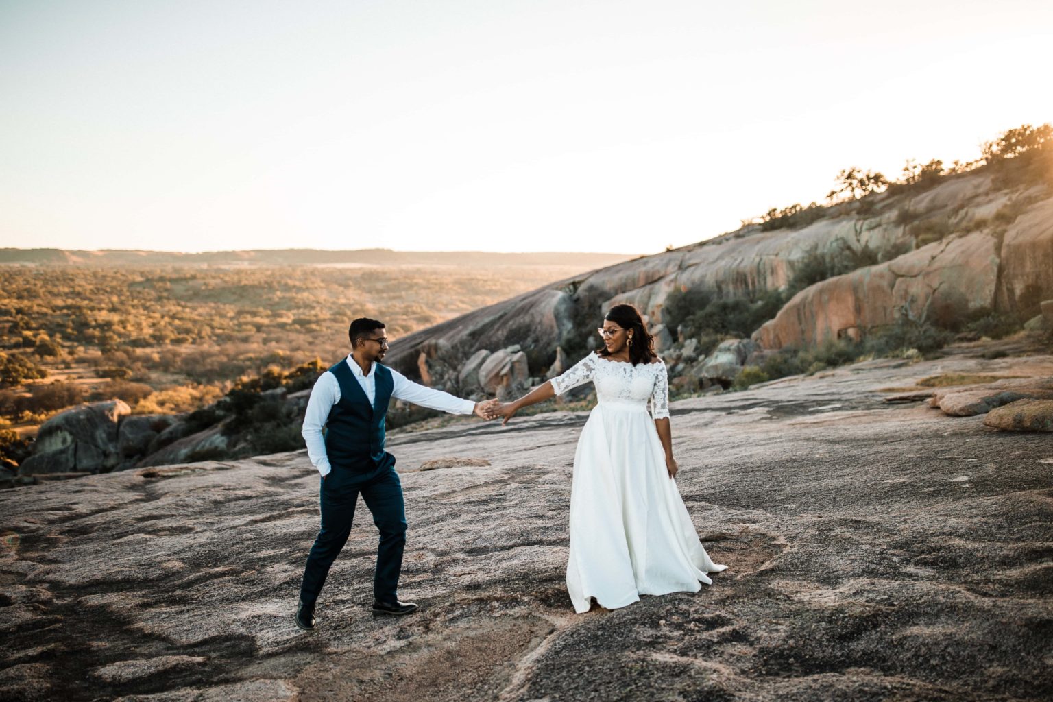 How To Get Married at Enchanted Rock | nikolevelascophoto.com